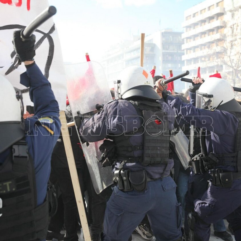 Πανεκπαιδευτικό συλλαλητήριο: Άγρια επεισόδια στο Σύνταγμα - Μολότοφ στον Άγνωστο Στρατιώτη ...
