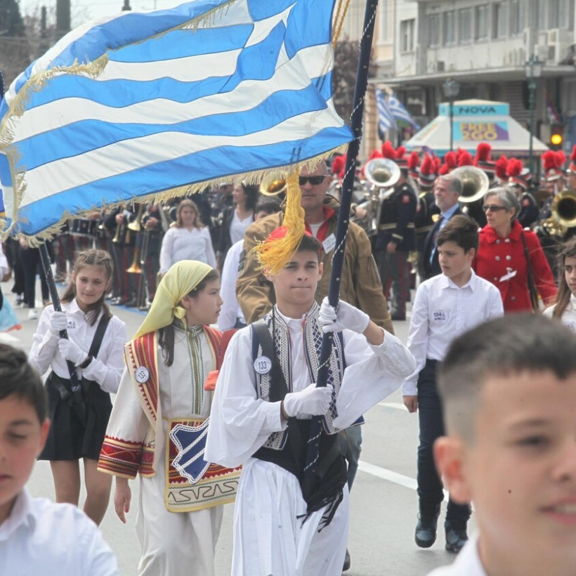 Μαθητική παρέλαση για την 25η Μαρτίου στην Αθήνα με 229 σχολεία - Το μήνυμα Πιερρακάκη - Newsbomb