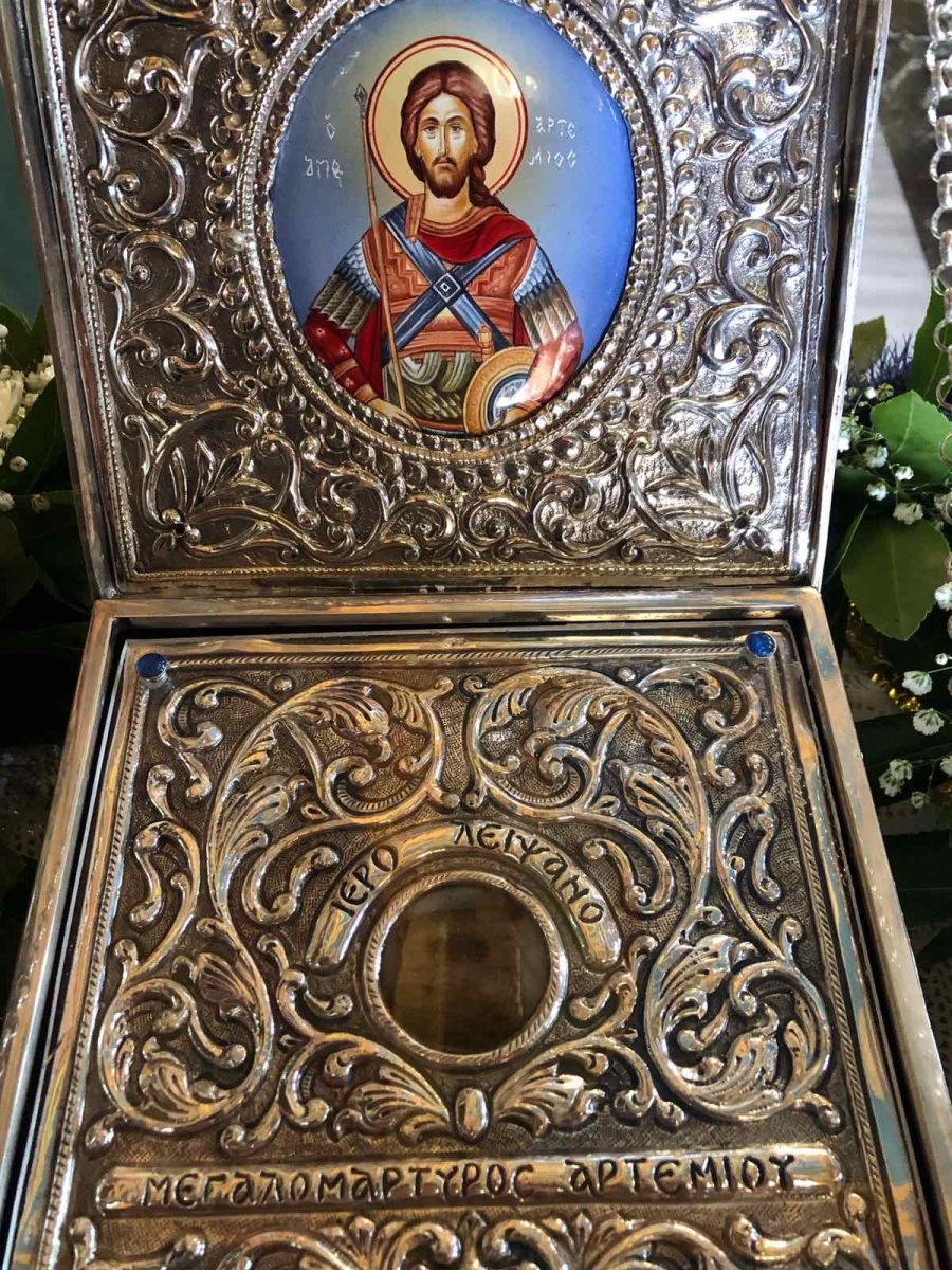 Το εκκλησάκι του Αγίου Αρτεμίου μέσα στη ΓΑΔΑ - Τα θαύματα, η ιστορία ...