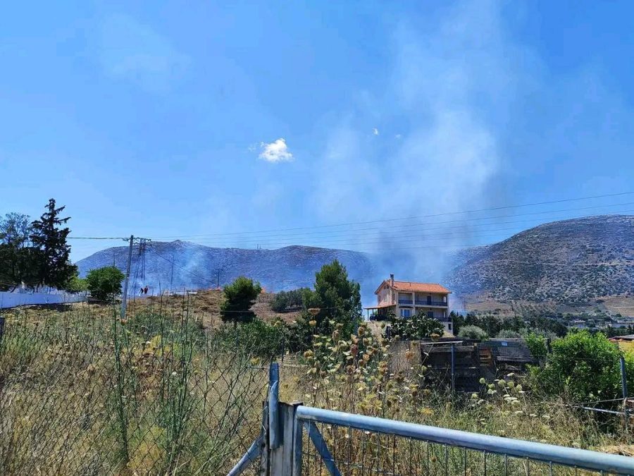 Φωτιά στην Κερατέα: Επίγειες και εναέριες δυνάμεις στη μάχη για ...
