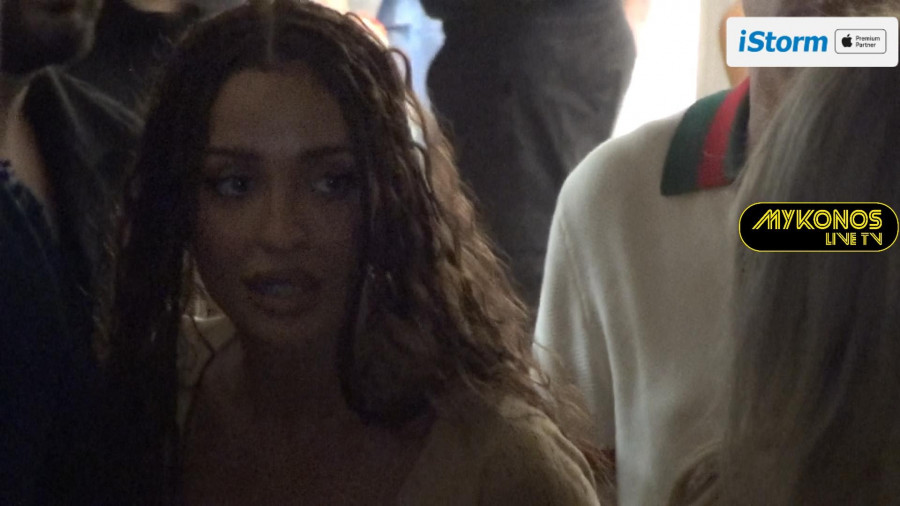 Ελένη Φουρέιρα: Με νέο look στη Μύκονο - Η αλλαγή που έκανε στα μαλλιά της - Newsbomb